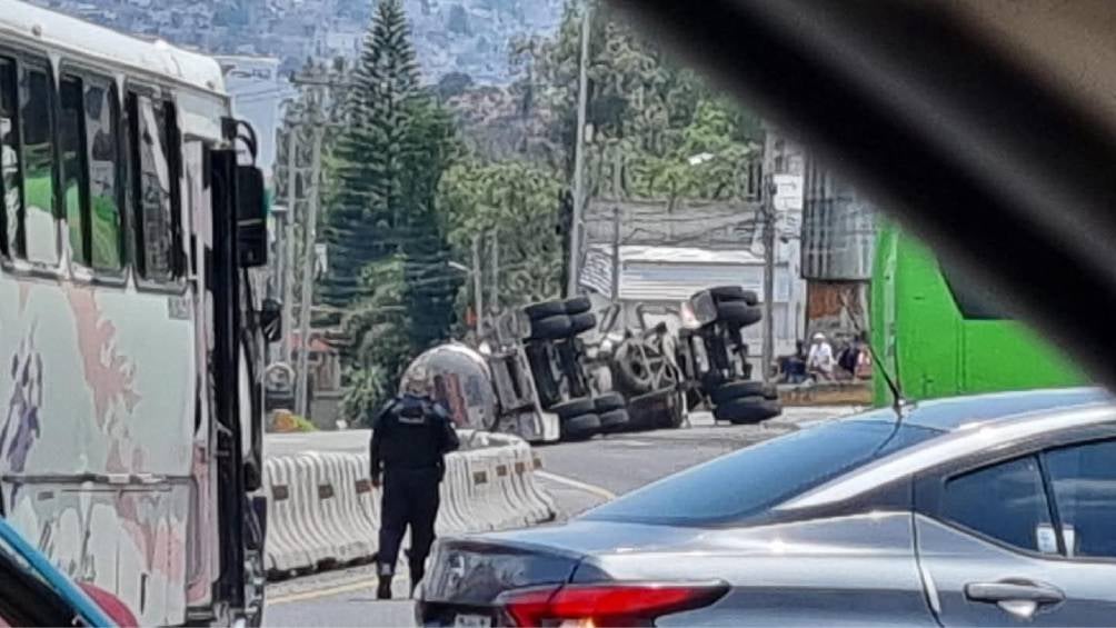 Vuelca pipa cargada de combustible en autopista México–Pachuca; cierra circulación rumbo a CDMX